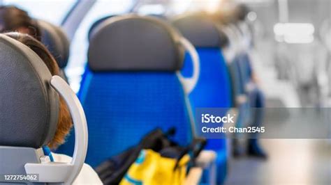 창문 전망과 푸른 좌석 이 열차 버스 지하철 대중 교통 을 빈 사람들은 위생 얼굴 마스크와 함께 새로운 정상적인 사회 멀리