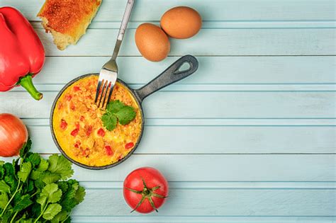 피망과 양파를 곁들인 계란 튀김 터키 국가 오믈렛 메네멘 파란색 배경에 공간을 복사 평평한 누워 개념에 대한 스톡 사진 및 기타 이미지 Istock