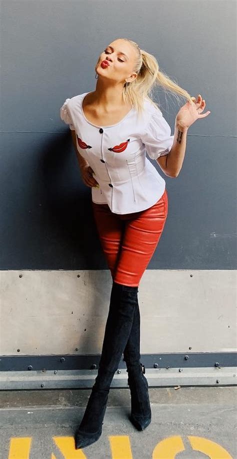 Very Sexy Kelsea Ballerini Duck Face Bright Red Lipstick Celeblr