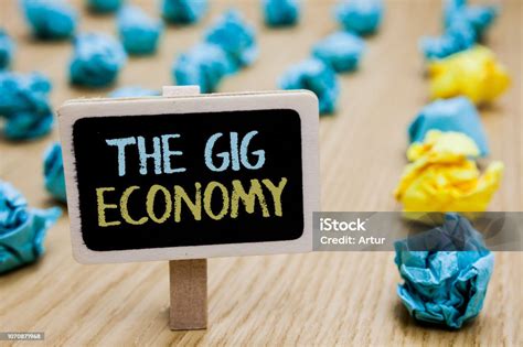 개념적 손을 쓰기는 공연 경제를 보여주는입니다 비즈니스 사진 텍스트 단기 시장 직렬 중반 노란색 Lob 누워 모호한 종이 Lob와 프리랜서 작업 임시 포스터 보드를 계약 긱