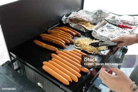 전통적인 호주 바베큐 소시지를 요리하는 알아볼 수 없는 사람 바베큐에서 요리하는 소시지 고기에 대한 스톡 사진 및 기타 이미지 고기 굽기 기금 모금 Istock