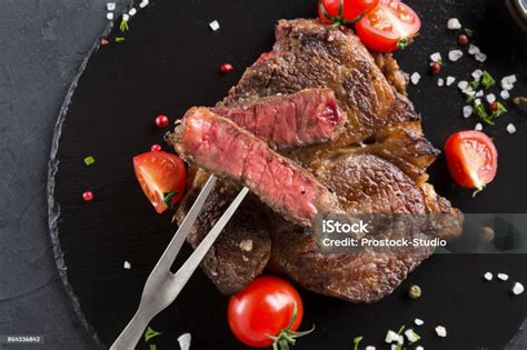 어두운 접시 근접 촬영에 고기 포크와 희귀 립아이 스테이크 0명에 대한 스톡 사진 및 기타 이미지 0명 가까운 건강한 식생활 Istock