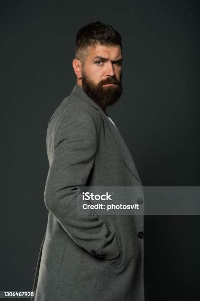 시원하고 자신감 넘치는 느낌 현대 사업가의 잔인한 모습 잔인한 수염을 가진 힙스터 수염이 있는 남자는 캐주얼 한 비즈니스