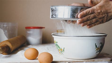 성숙한 여자는 반죽을 준비하기위한 강철 그릇에 체로 밀가루를 추가 가정 생활에 대한 스톡 사진 및 기타 이미지 가정 생활 달걀 러시아 Istock