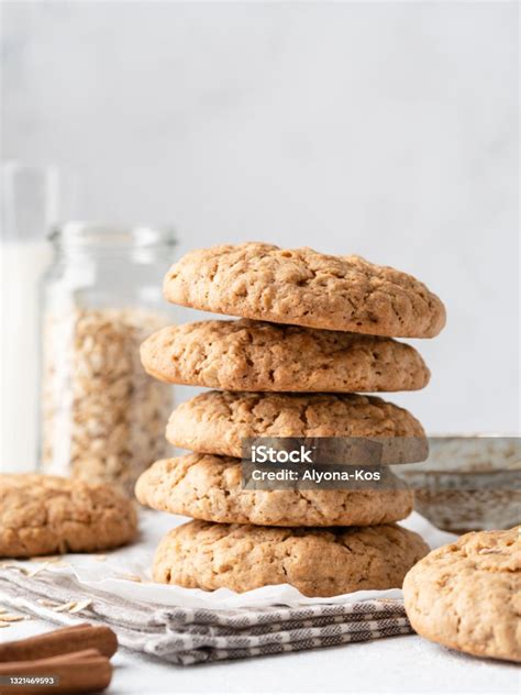 오트밀 쿠키클로즈업 보기 시나몬 스틱 귀리 플레이크 우유 병이 있는 테이블 냅킨에 수제 맛있는 압연 귀리 쿠키를 쌓아 놓습니다 아침 식사에 대한 스톡 사진 및 기타 이미지