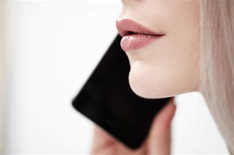 흰색 바탕에 스마트 폰에서 얘기 하는 여자의 입과 입술의 클로즈업 전화에 대한 스톡 사진 및 기타 이미지 전화 접수원 치아 건강 Istock