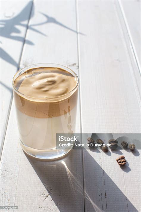 한국 전통 음료 달고나 커피는 화이트 보드의 배경에 커피 콩과 투명 유리에 커피 전통에 대한 스톡 사진 및 기타 이미지 전통 화창한 0명 Istock