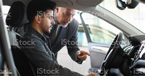 자동차 딜러는 그것의 기능을 설명 하는 동안 쇼 룸에서 새 차를 검토 하는 젊은 남자 계약서에 대한 스톡 사진 및 기타 이미지 계약서 고객 고름 Istock