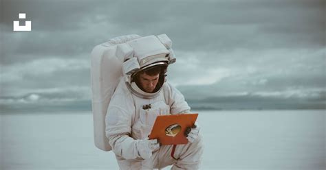 흰색 긴 소매 셔츠를 입은 여자가 주황색 스마트폰을 들고 있다 사진 Unsplash의 무료 보네빌 솔트 플랫 이미지