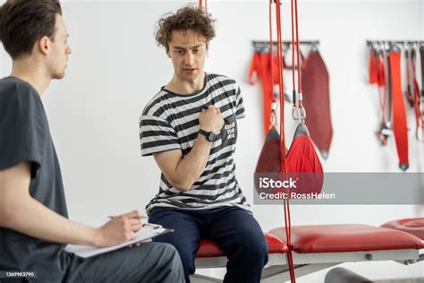 재활 사무실에서 물리 치료사와 상담을하는 남자 건강 진단에 대한 스톡 사진 및 기타 이미지 건강 진단 건강관리와 의술 남성 Istock