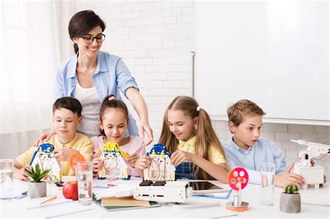 Premium Photo Elementary School Students Learning Robotics In A