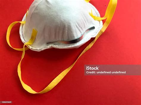 밝은 빨간색 흰색 배경에 그의 얼굴에 보유자와 호흡 보호기 응급 상황에서 호흡기 의 보호 및 화학 화합물과의 접촉 0명에 대한 스톡 사진 및 기타 이미지 Istock