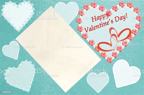 아쿠아마린 질감의 나무 배경에 꽃과 종이가 있는 빈 텍스트 프레임이 있는 하트 모양의 프레임 0명에 대한 스톡 사진 및 기타 이미지 Istock