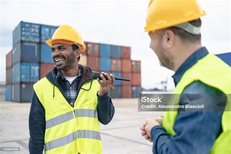 컨테이너화물의 물류 터미널에서 일하는 산업 엔지니어 창고 작업자에 대한 스톡 사진 및 기타 이미지 창고 작업자 미소 인도
