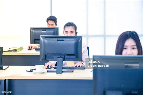 사무실에서 일하는 헤드셋과 컴퓨터와 젊은 고객 서비스 여성 에이전트 20 29세에 대한 스톡 사진 및 기타 이미지 20 29