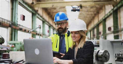 남성과 여성 산업 엔지니어가 공장의 새로운 기계 프로젝트에 대해 논의하고 노트북을 사용합니다 사진 Unsplash의 자동 이미지
