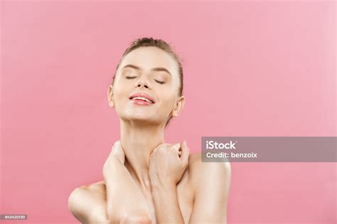 뷰티 스파 개념완벽 한 얼굴 피부 초상화와 백인 여자 아름 다운 갈색 머리 스파 소녀 빈 복사본 공간을 보여주는입니다 핑크