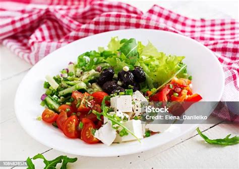 건강 한 음식입니다 신선한 오이 토마토 달콤한 고추 상 추 양파 Feta 치즈와 블랙 올리브와 올리브 오일의 그리스 샐러드 부처님 그릇입니다 0명에 대한 스톡 사진 및 기타