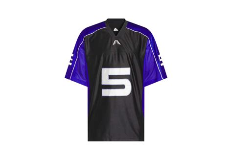 ชี้เป้า ‘เสื้อบาส ไอเท็มสุดคูลจากคอร์ทสู่สตรีท สำหรับร้อนนี้