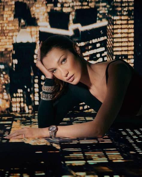 بيلا حديد تُحدث ضجة بردّ فعلها على معجبة في الشارع فيديو مجلة لها