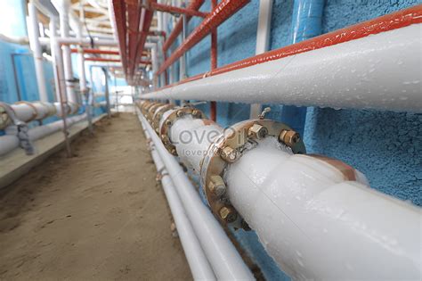 복도의 산업 파이프 라인 시스템