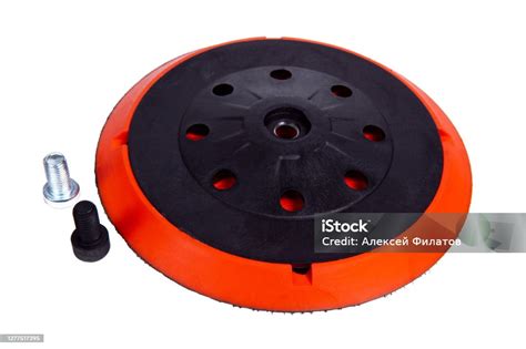 원형 사포 디스크용 벨크로 테이프 스트립이 있는 플라스틱 흰색 배경에 격리 된 연삭 기계와 함께 사용됩니다 강철에 대한 스톡