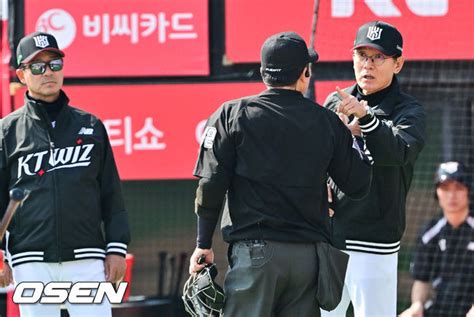 폰세 투구 어필하는 이강철 감독