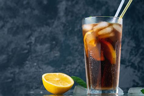 고전적인 롱 아일랜드 아이스 티 강한 음료와 칵테일 콜라와 얼음을 곁들인 보드카 진 럼주 데킬라 레몬 주스 0명에 대한 스톡 사진 및 기타 이미지 Istock