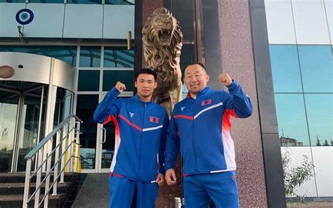 Б Отгонбаатар холимог тулааны залуучуудын АШТ ээс мөнгөн медаль хүртлээ