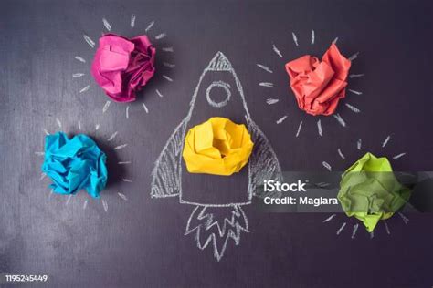 브레인 스토밍의 비즈니스 개념 아이디어 또는 로켓 스케치와 칠판 배경 위에 구겨진 종이로 시작 0명에 대한 스톡 사진 및 기타