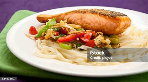 구운 연어색 스테이크 리본상 파스타 생강과 마늘 소스와 함께 센불에서 조리하는 야채면 0명에 대한 스톡 사진 및 기타 이미지 0명 2015년 굽기 Istock