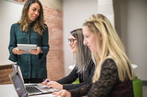3 젊은 경제인 직원 회의 사무실 근로자입니다 교육 클래스 개선 및 학습입니다 시작입니다 반점입니다 디지털 태블릿을 들고 웃 고 여자입니다 3 명에 대한 스톡 사진 및 기타
