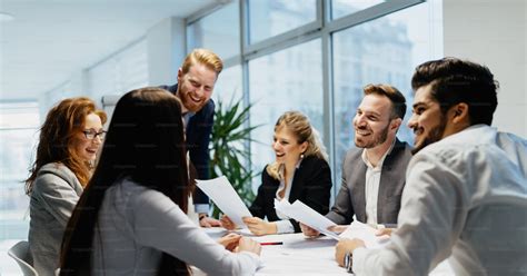 현대 사무실에 있는 행복한 직원과 가진 성공적인 회사 사진 Unsplash의 실내 이미지