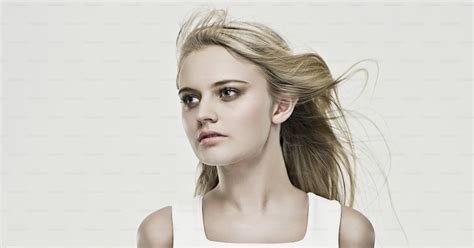 하얀 드레스를 입은 여자가 사진을 찍기 위해 포즈를 취하고 있다 사진 Unsplash의 드레스 이미지