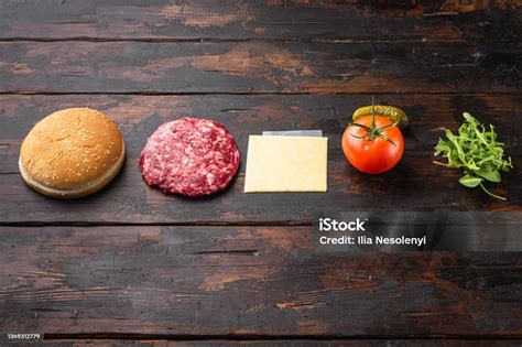햄버거 를 요리하는 재료 다진 쇠고기 패티 빵 토마토 허브 향신료 오래된 어두운 나무 테이블 배경 텍스트 복사 공간 0명에 대한
