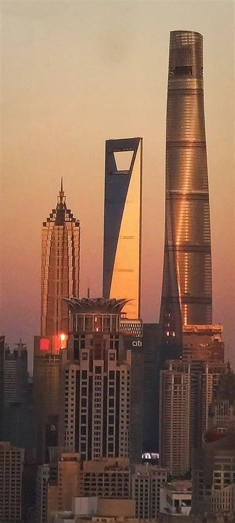 熊万里 Wanli Xiong On Twitter 魔都三大神器——注射器、开瓶器、打蛋器。预示大陆当下及未来。注射器是过去也在当下，跟着过度到改开小瓶，接着打谁的蛋最好玩，想来在当代