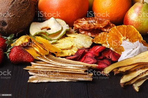 홈메이드 말린된 열매와 과일 겨울에 수확 살구 사과 딸기 라스베리 체리 오렌지 0명에 대한 스톡 사진 및 기타 이미지 0명 겨울 과일 Istock