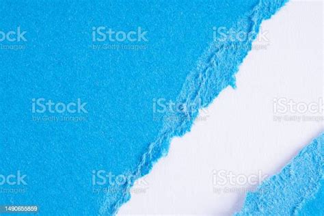 흰색 바탕에 파란색 찢어진 종이입니다 텍스트를 위한 공간이 있는 찢어진 용지 0명에 대한 스톡 사진 및 기타 이미지 0명 가장자리 개념 Istock