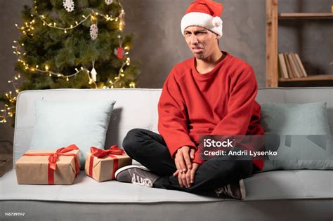 산타 모자와 겨울 스웨터를 입은 젊은 아랍 남자는 혐오스러운 표정 혐오감 때문에 혐오스러운 얼굴을 하는 불쾌하고 두려워합니다 손을 아래로 사람들에 대한 스톡 사진 및 기타