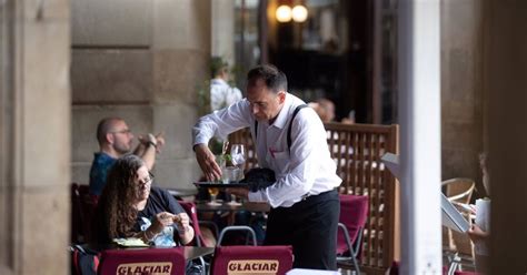 Un Cliente Se Queja Del Horario De Cocina De Un Restaurante Y El