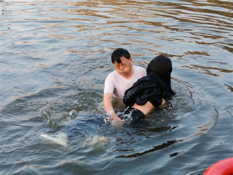 年轻女子落水，7旬老人跳湖救人落水跳湖救人新浪新闻