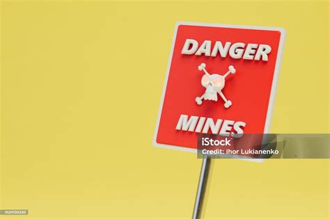 두개골과 뼈 형태의 위험 기호가있는 빨간색 위험한 광산 표지판 붙여 넣기를 복사하십시오 3d 렌더링 0명에 대한 스톡 사진 및 기타 이미지 Istock