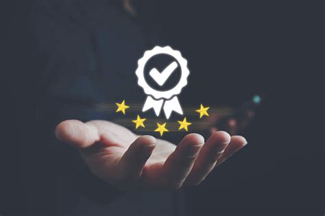 고객 평가 피드백 5개의 별 등급을 주는 보증 제품과 Iso 서비스 Conceptsatisfaction를 위한 황금 5개의 별을 가진 제일 품질 보증을 붙들고 보여주는