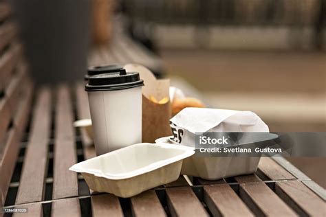 패스트 푸드 공원 벤치에 커피 햄버거 상자 감자 튀김종이 컵 테이크 아웃 식품 개념 0명에 대한 스톡 사진 및 기타 이미지