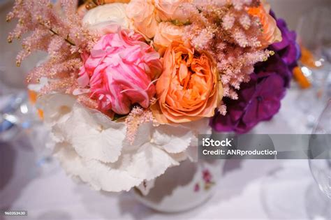 다 이닝 테이블에서 설정 프로방스 스타일 양 초 라벤더 빈티지 그릇 및 칼 붙이 근접 촬영 꽃 핑크 바이올렛 퍼플 화이트 색상으로 아름 다운 웨딩 장식 0명에 대한 스톡