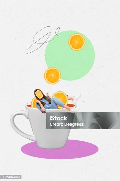 익명의 소녀 앉아 주스 컵 대신 얼굴 오렌지 마스크 신선한 음료 차 행복 페인트 배경에 고립 된 수직 사진 콜라주 감귤에 대한 스톡 사진 및 기타 이미지 Istock