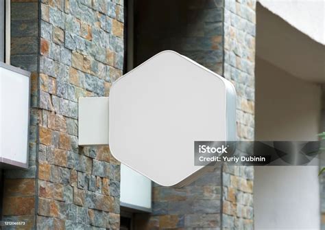 빈 상점 간판 간판 디자인 모형 고립 된 명확한 최소한의 상점 템플릿 거리 매달려 벽 간판 로고 프리젠 테이션 금속 카페 레스토랑 바 플라스틱 배지 검은 흰색 둥근 사각형