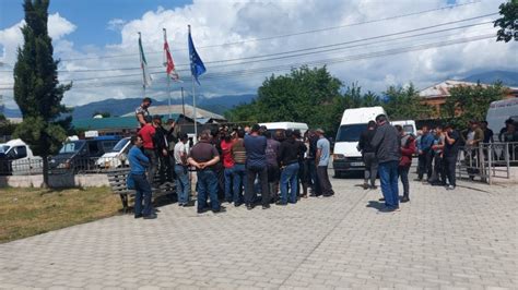 სტიქიის შედეგად დაზარალებულებმა ყვარელი ლაგოდეხის გზა გადაკეტეს
