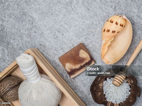 아로마 테라피 제품 스파 세트 캔 들 비누 코코넛 흰색 나무 배경으로 마사지 평면도 평면 위치 구성 0명에 대한 스톡 사진 및 기타 이미지 Istock