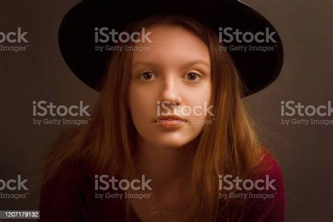 빨간 스웨터에 그려진 금발 머리와 스튜디오에서 여자의 초상화 블랙 와이드 챙 모자에 백인종에 대한 스톡 사진 및 기타 이미지